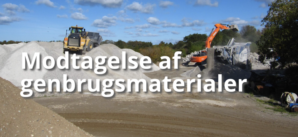 Modtagelse af genbrugsmaterialer: tegl, betonbrokker og muldjord.